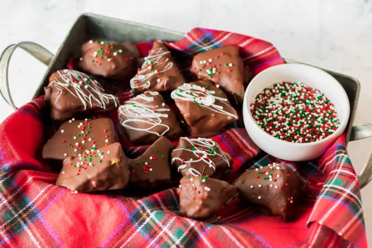 11 Cheap Christmas Candy Recipes To Make On A Budget